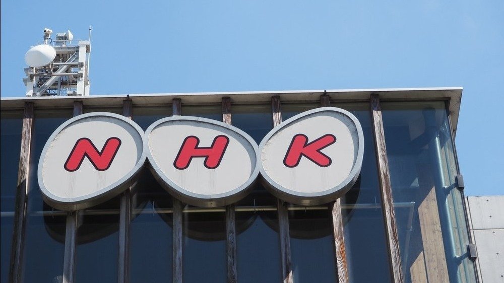 〈NHK受信料収入の減少〉民放の「商業放送」というビジネスモデルは限界を迎えるも、CM収入に頼らないNHKの未来もさして明るくない理由 | 集英社オンライン | ニュースを本気で噛み砕け