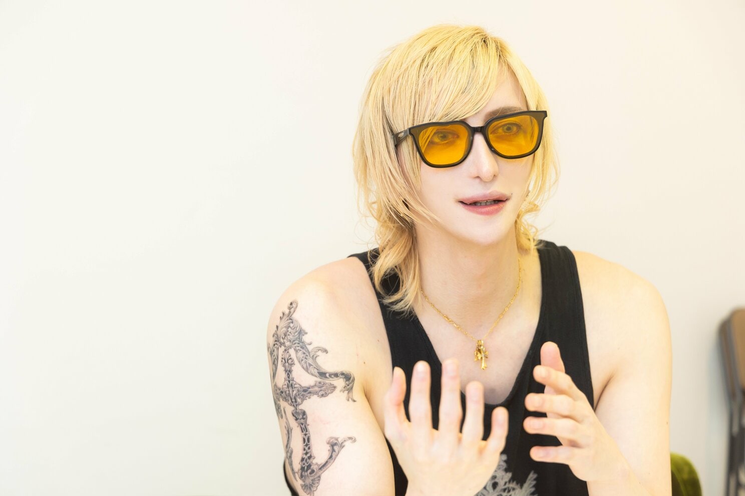 「乳首切除」で話題のギタリストMiA。手術の理由は尊敬するGACKTからの教え「一番大事なものを捨てないと一流になれない」「GACKTさんは白米を、俺は乳首を捨てた」 | 集英社オンライン ...